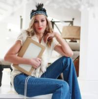 Dana Rogoz a creat geanta-plic Moon | avantaje.ro