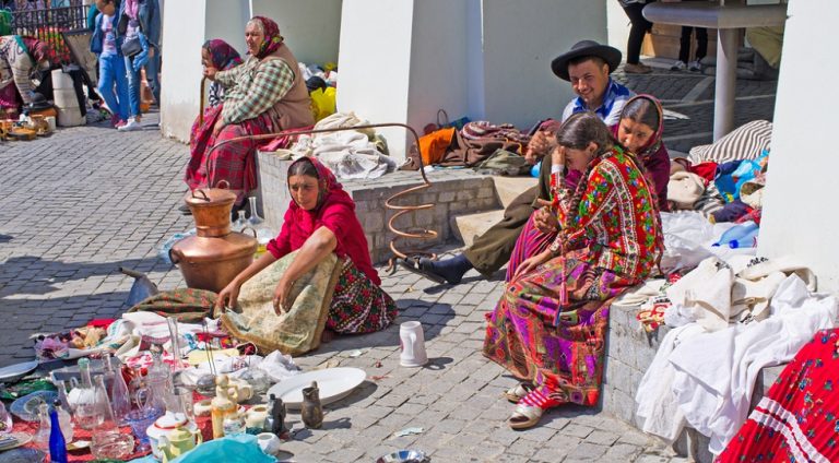Românii se mănâncă între ei, iar romii sunt uniţi