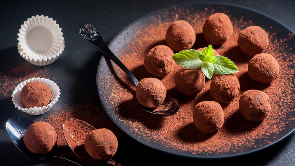 Trufe de post cu ciocolată delicioasă şi fructe uscate