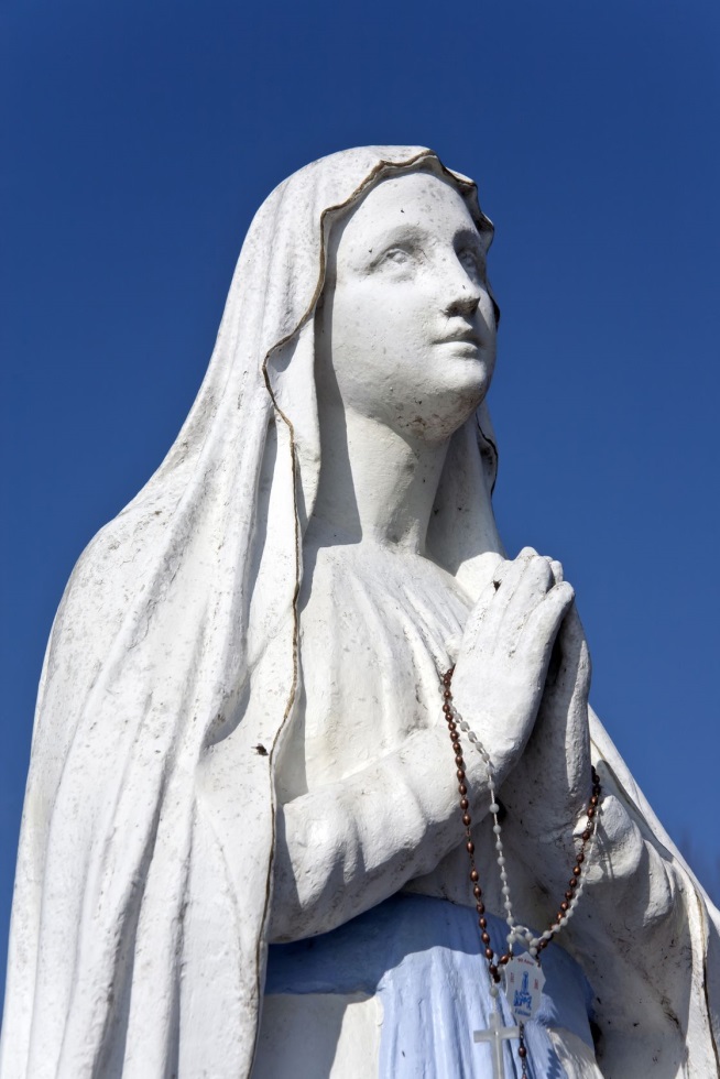 Oare francezii nu o iubesc pe Fecioara Maria