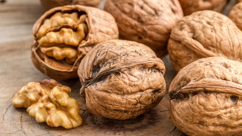 Slăbește un kilogram pe zi cu ajutorul dietei cu nuci, fără să te ...