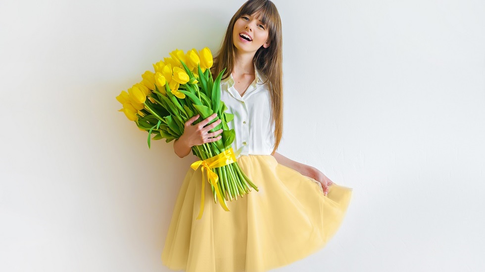 Galbenul, culoarea vedetă în această primăvară. Uite în ce combinații ...