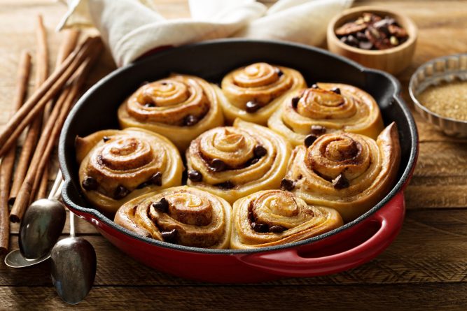 Desert delicios pentru masa de Paști: melci cu unt și ciocolată ...