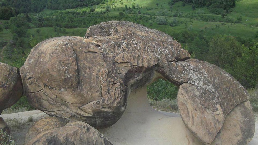 Destinație de vacanță: Trovanții sau ,,pietrele vii’’. Uite unde ...