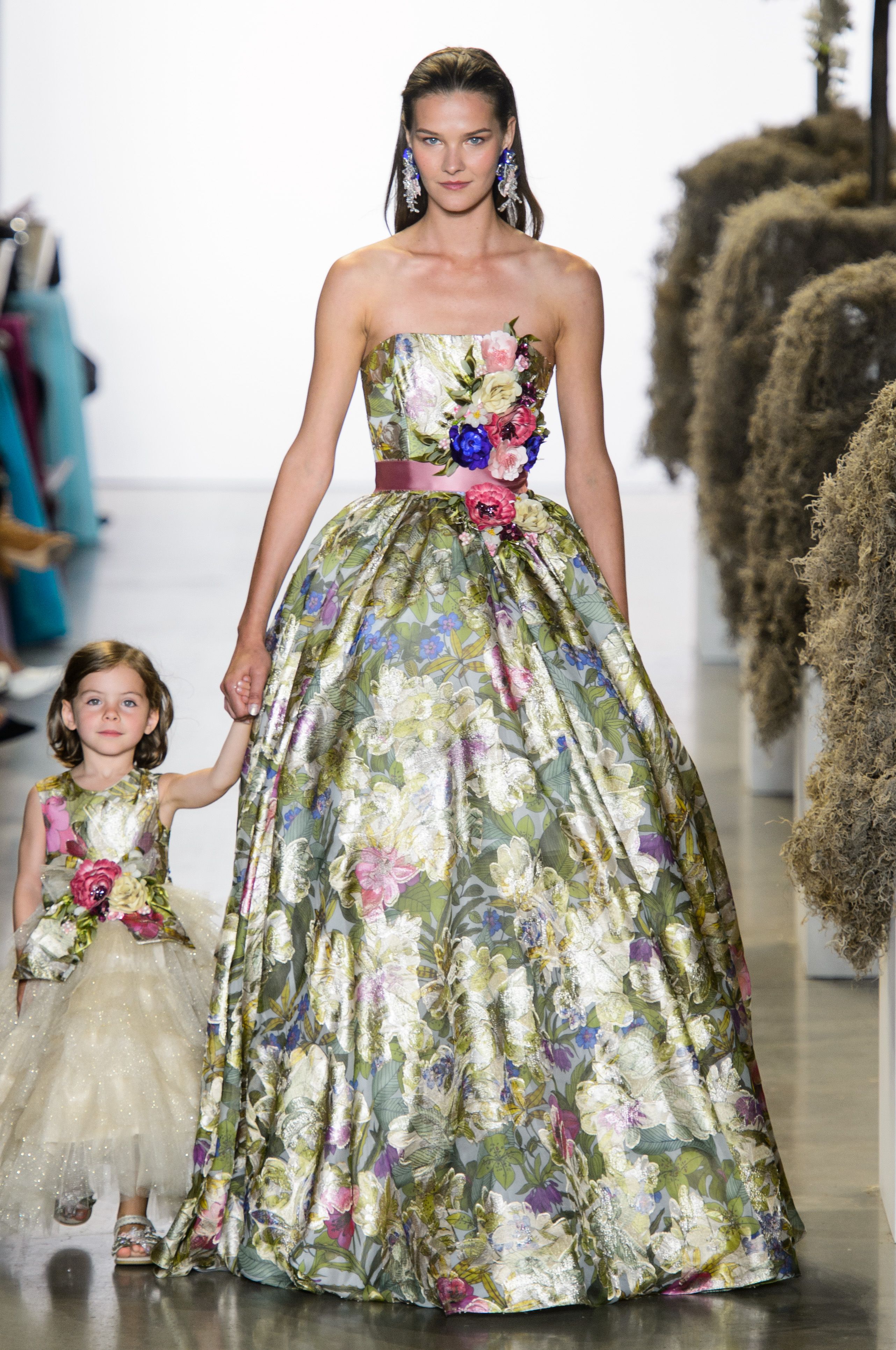 Rochii fabuloase la o prezentare de modă | Frumusete si Moda, Moda ...