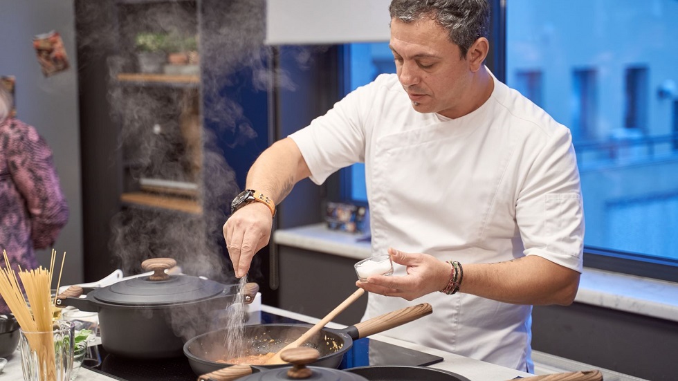 (P) Chef Sorin Bontea semnează Taste of Home, noua linie de gătit ...