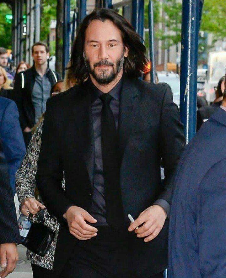 WOW! Keanu Reeves fotografiat în fundul gol pe plaja din Malibu
