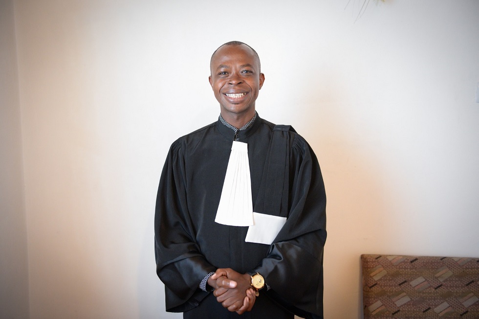 Primul african avocat practicant în România, renegat de-ai lui pentru ...