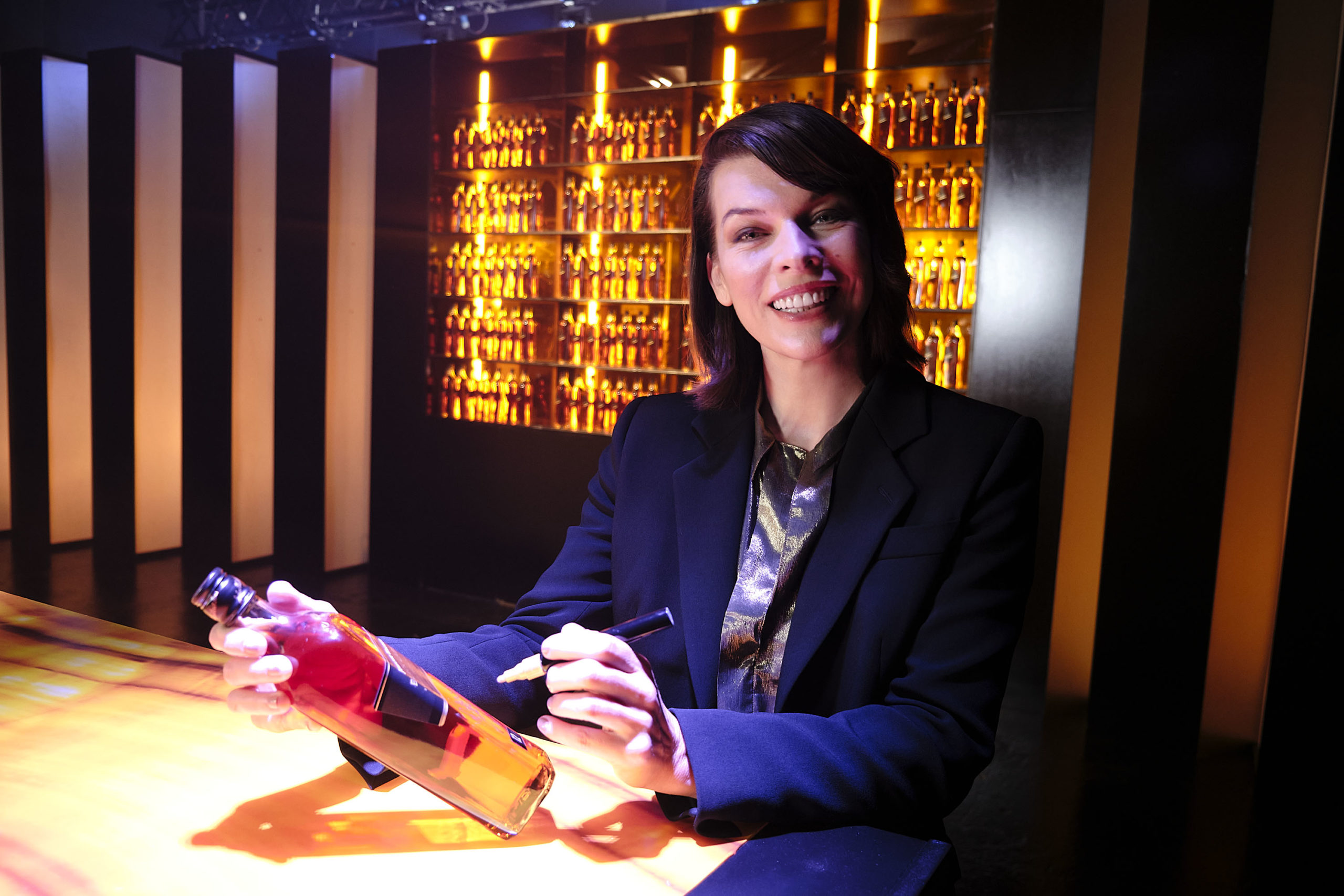 Milla Jovovich devine noul ambasador Johnnie Walker, care se alătură ...