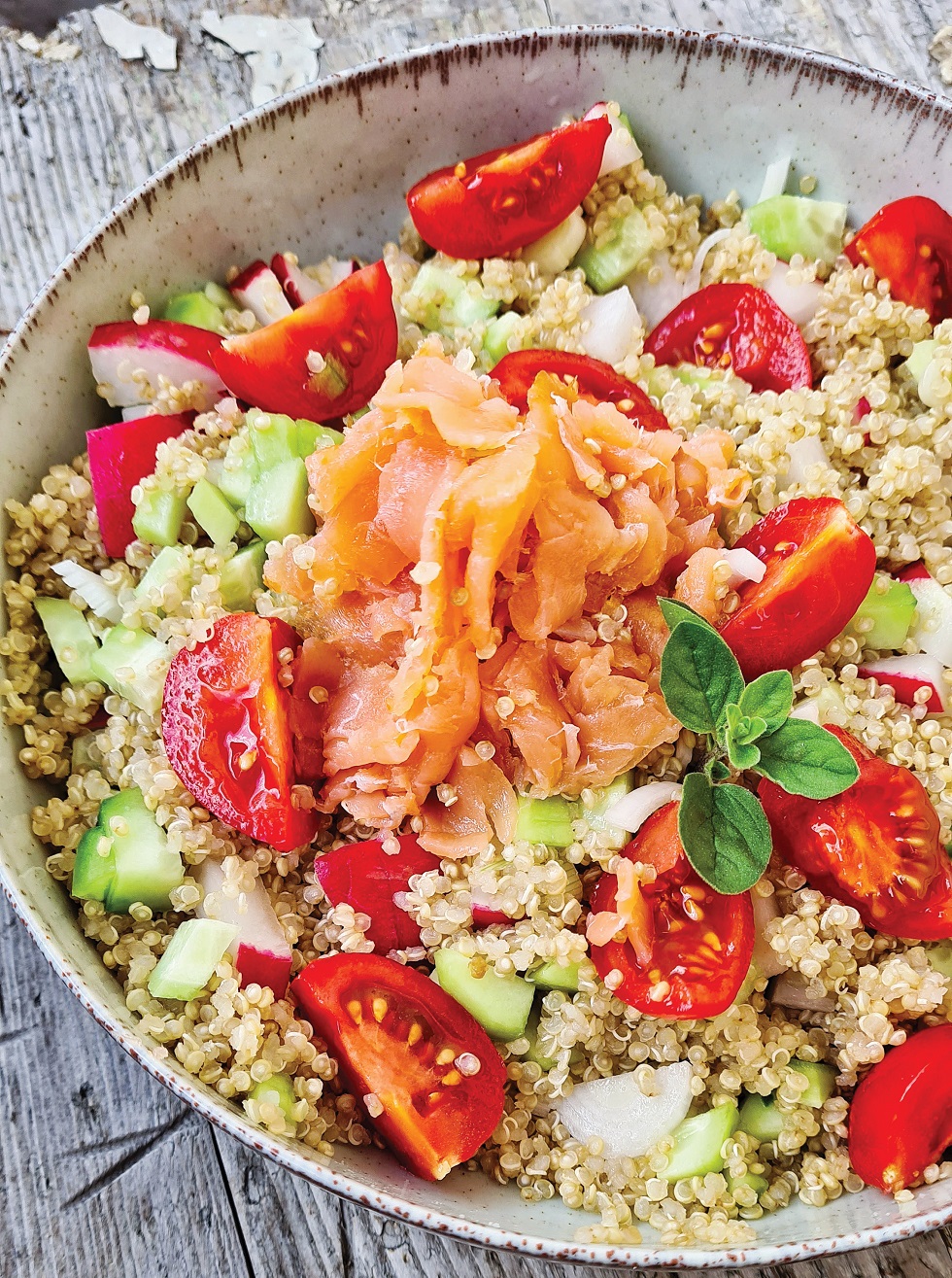 Salată cu quinoa și somon afumat