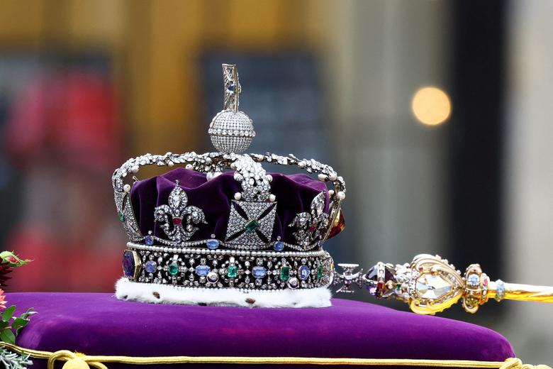 Coroana se stat imperială a Reginei Elisabeta a II-a căzut și s-a făcut ...