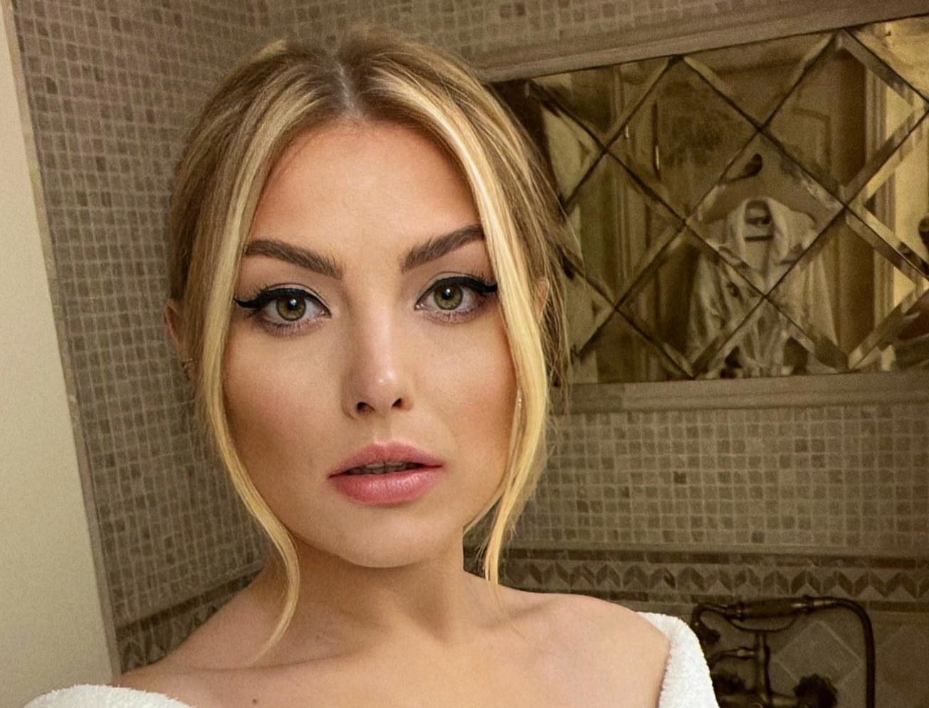 Elena Gheorghe a dezvăluit trucul său de înfrumusețare. Nu are ...