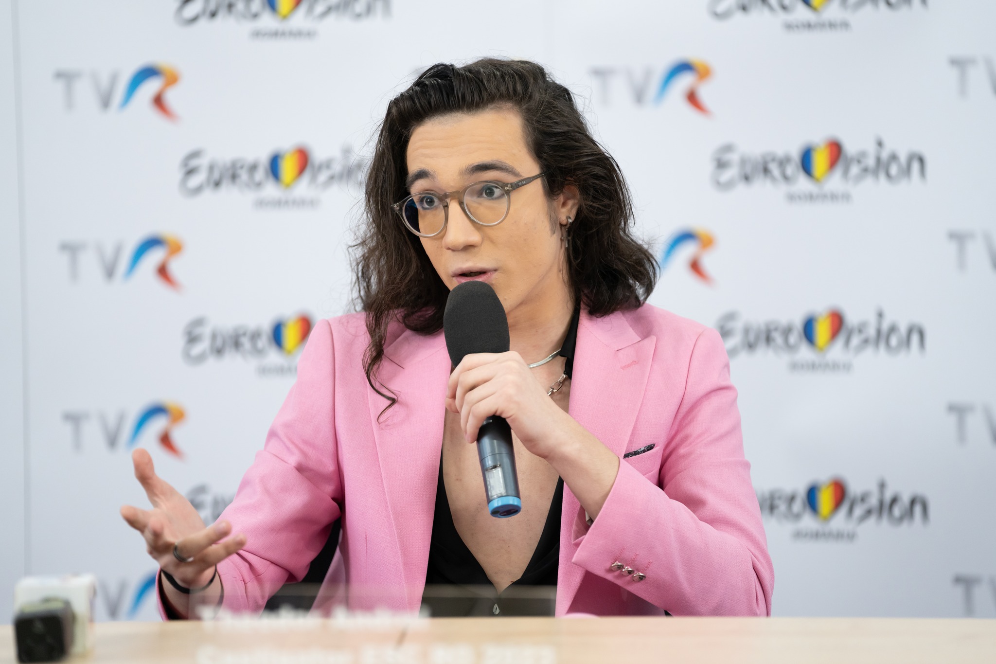 Cine e Theodor Andrei, cântărețul care va reprezenta România la ...