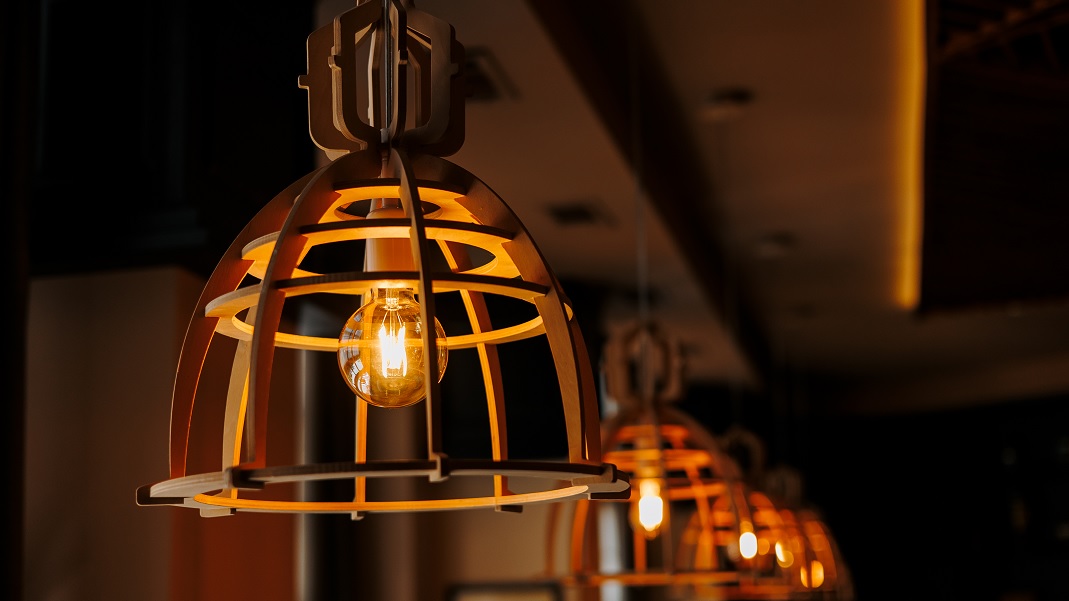 Cum să integrezi lustrele rustice într-un decor modern