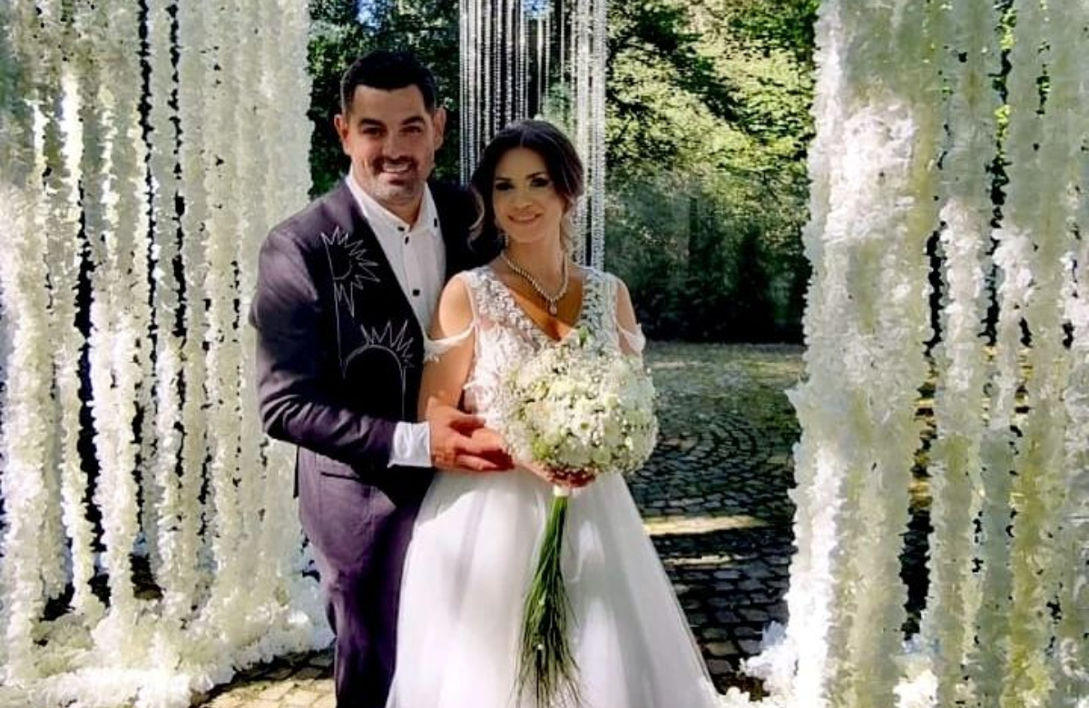 Cântăreața Ellie White s-a căsătorit după 16 ani de relație