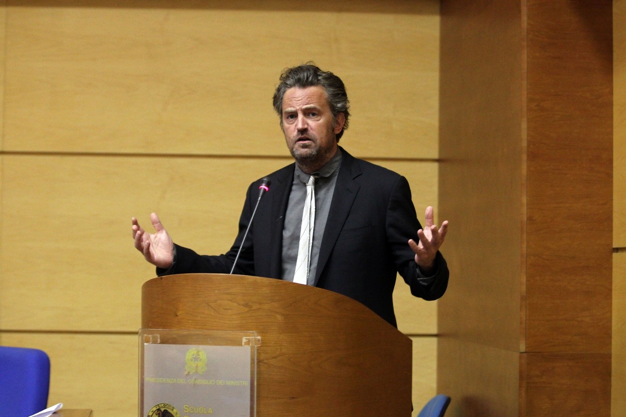 Cum a păcălit Matthew Perry moartea de mai multe ori?