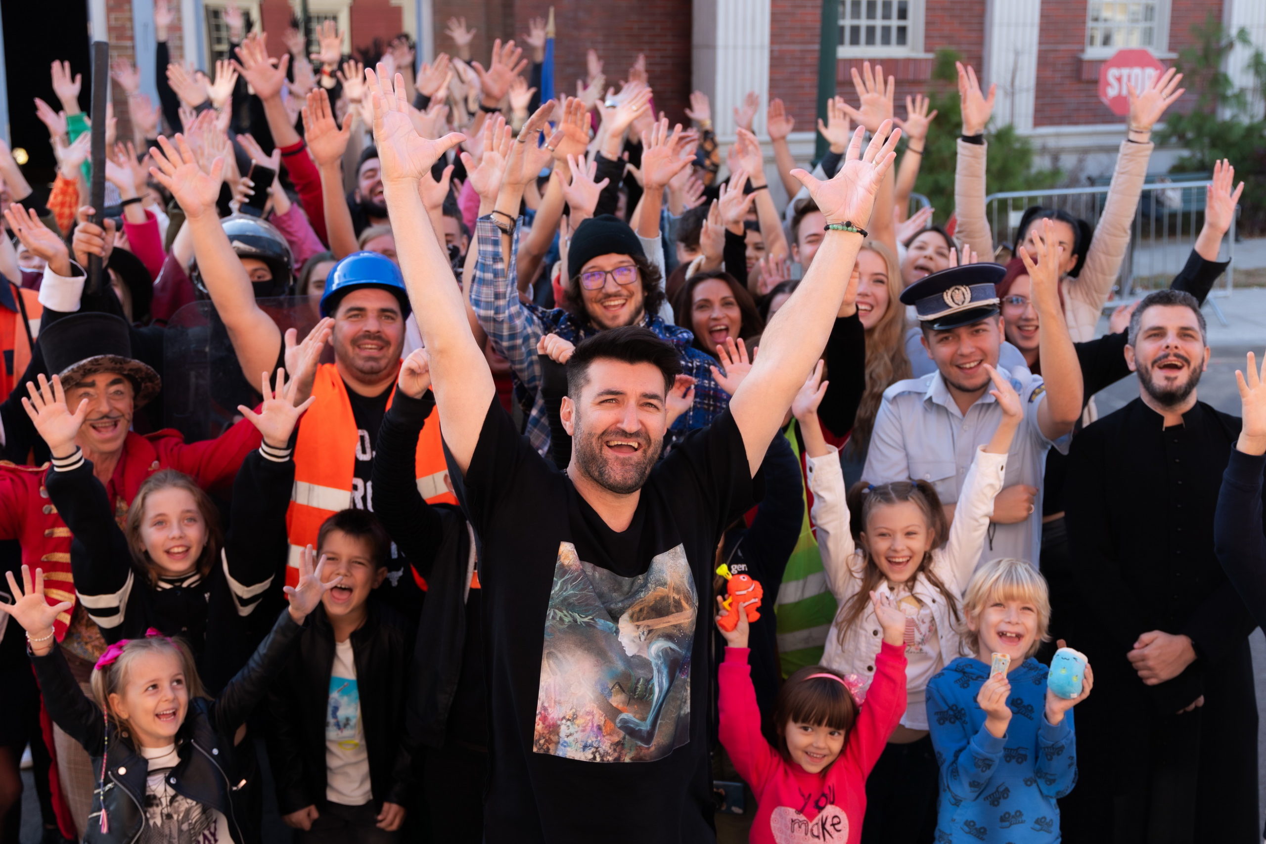 Smiley lansează „OAMENI”, o piesă-manifest despre FIECARE om | avantaje.ro