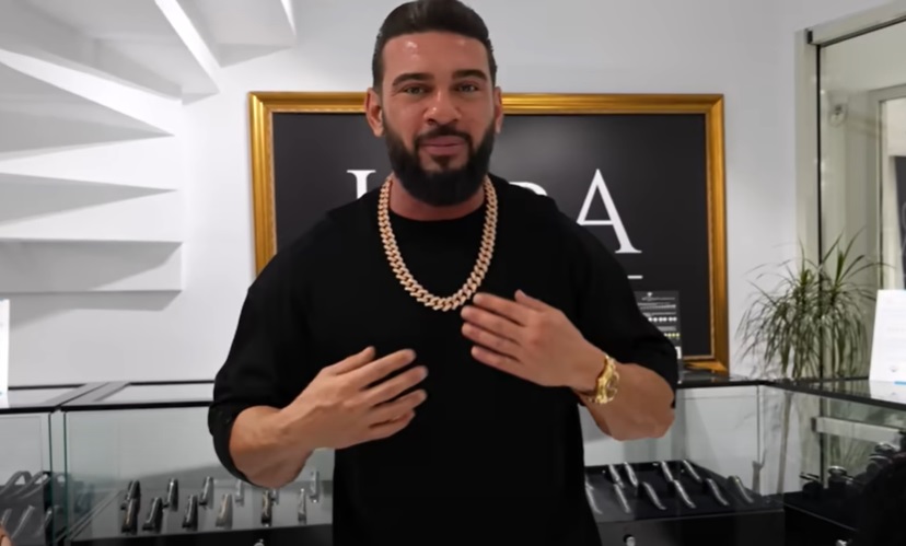 Colierul cu 2.100 de diamante al lui Dorian Popa. Cum a apărut artistul ...