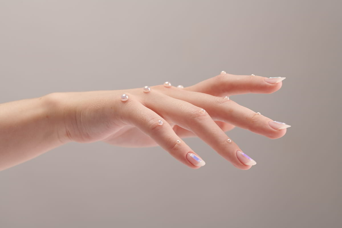 Cum obții o manichiură impecabilă cu tipsuri reutilizabile