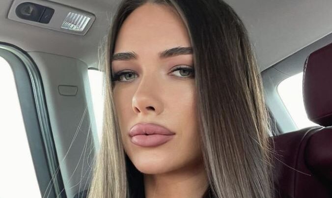 Imagini cu Iustina Loghin de la Insula iubirii înainte de operațiile estetice. Cum arăta concurenta