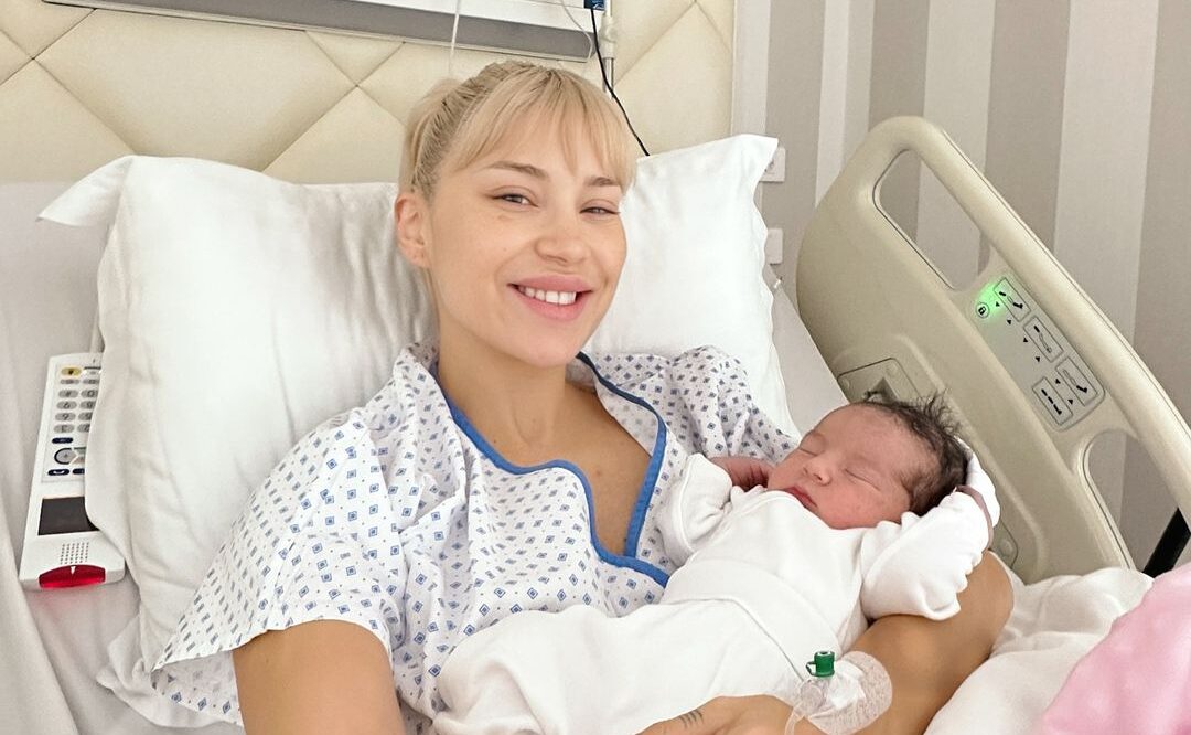 Ce nume rar a ales Alina Ceușan pentru fiica ei. Prima imagine cu fetița