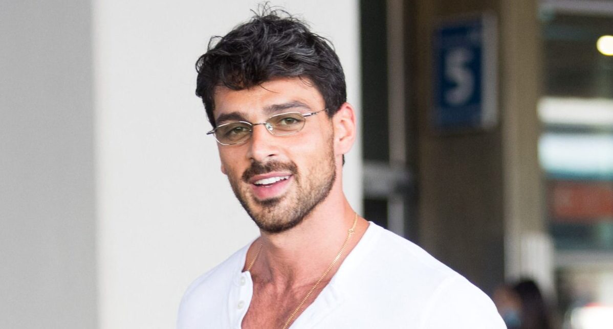 Michele Morrone, celebrul actor italian, a ajuns în România. Și-a ...