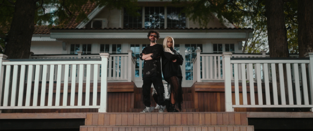 Cum sună piesa lansată de Anda Adam și Marius Moga. Soțul artistei apare în videoclip. „Mare ...