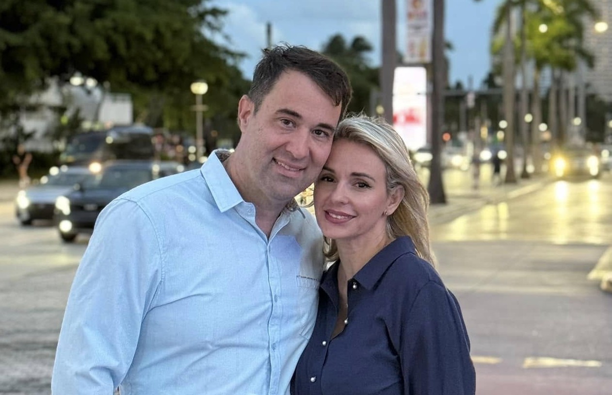 Motivul pentru care Catrinel Sandu și fetele ei se întorc în România ...