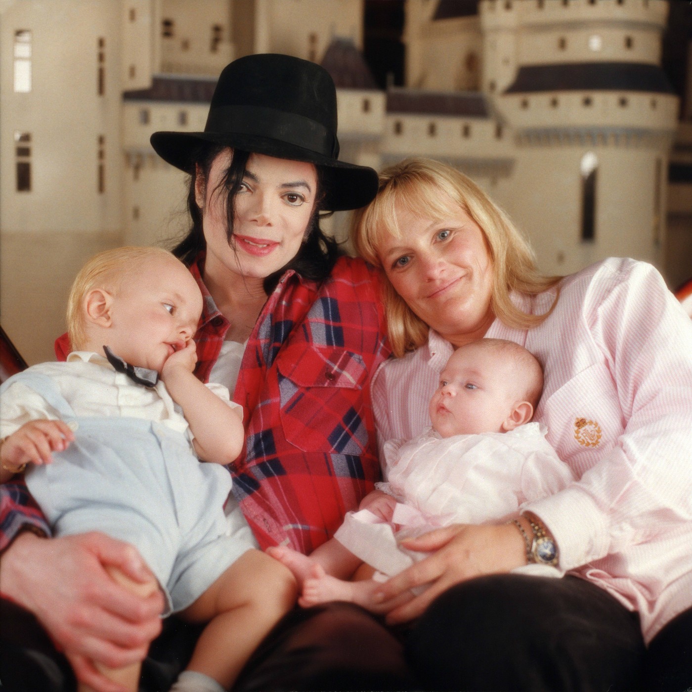 Debbie Rowe, mama lui Paris Jackson, apariție rară la 66 de ani. Cum ...