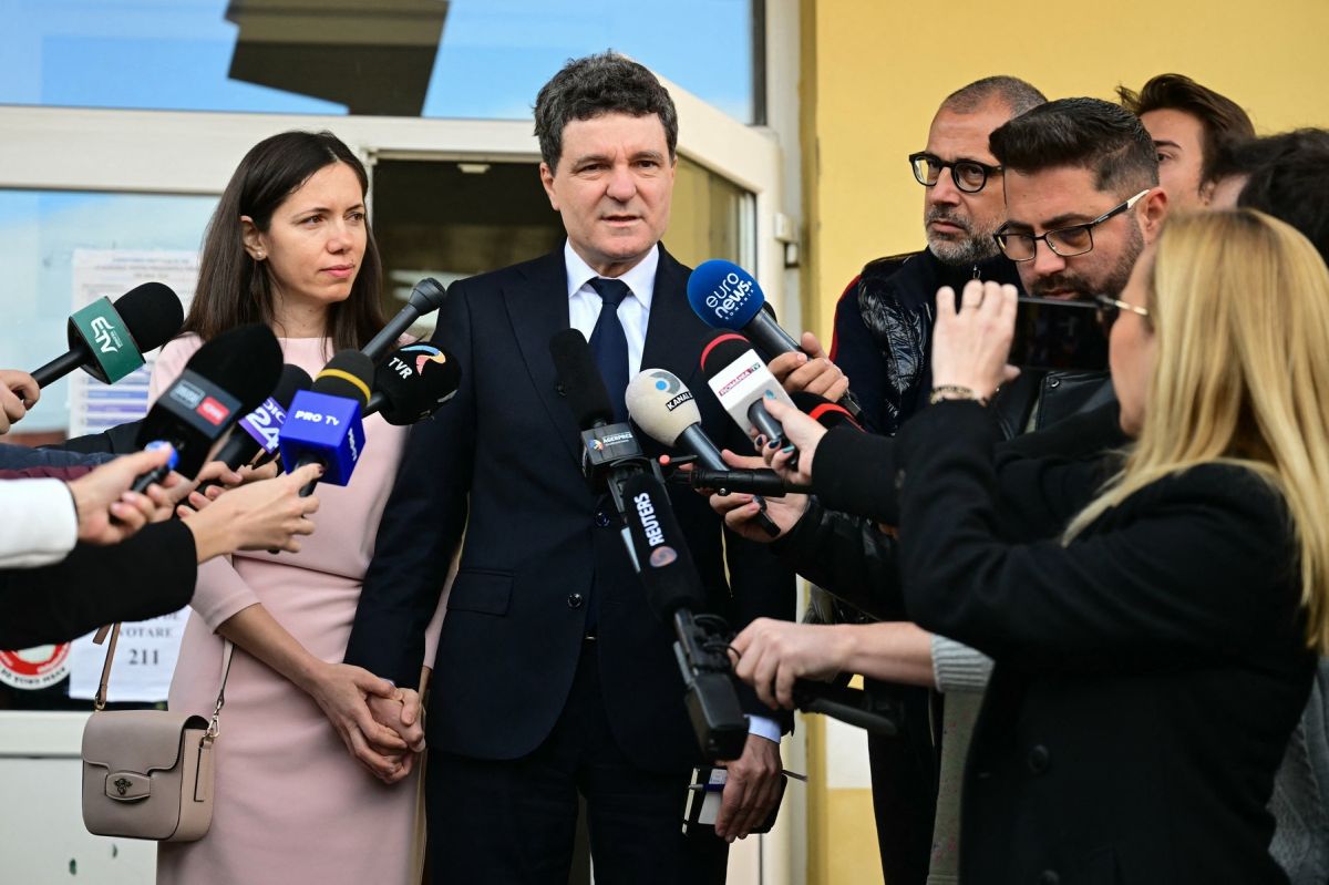 Mirabela Grădinaru, de mână cu Nicușor Dan la secția de votare din ...