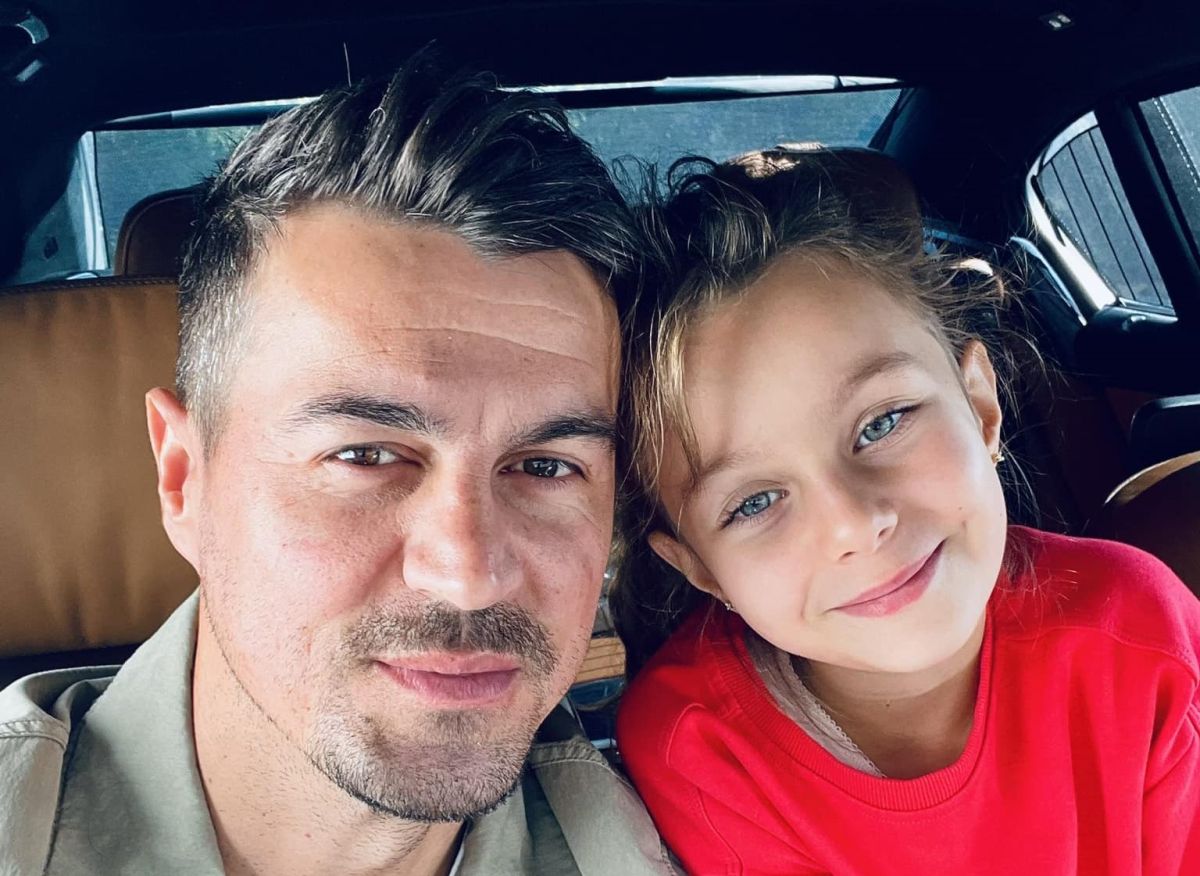 Doar ei doi, din nou. Cum au apărut Adrian Alexandrov și fiica lui, la serbarea școlară. Când ar ...