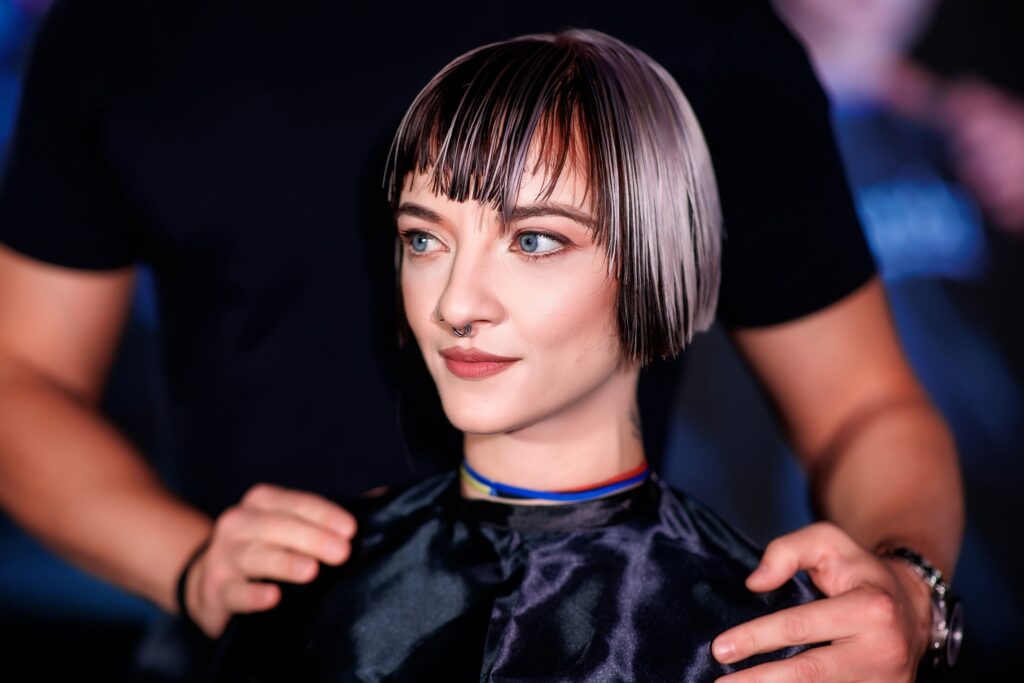 Trixie Cut, asimetric și filat, coafura unei femei cu atitudine ...