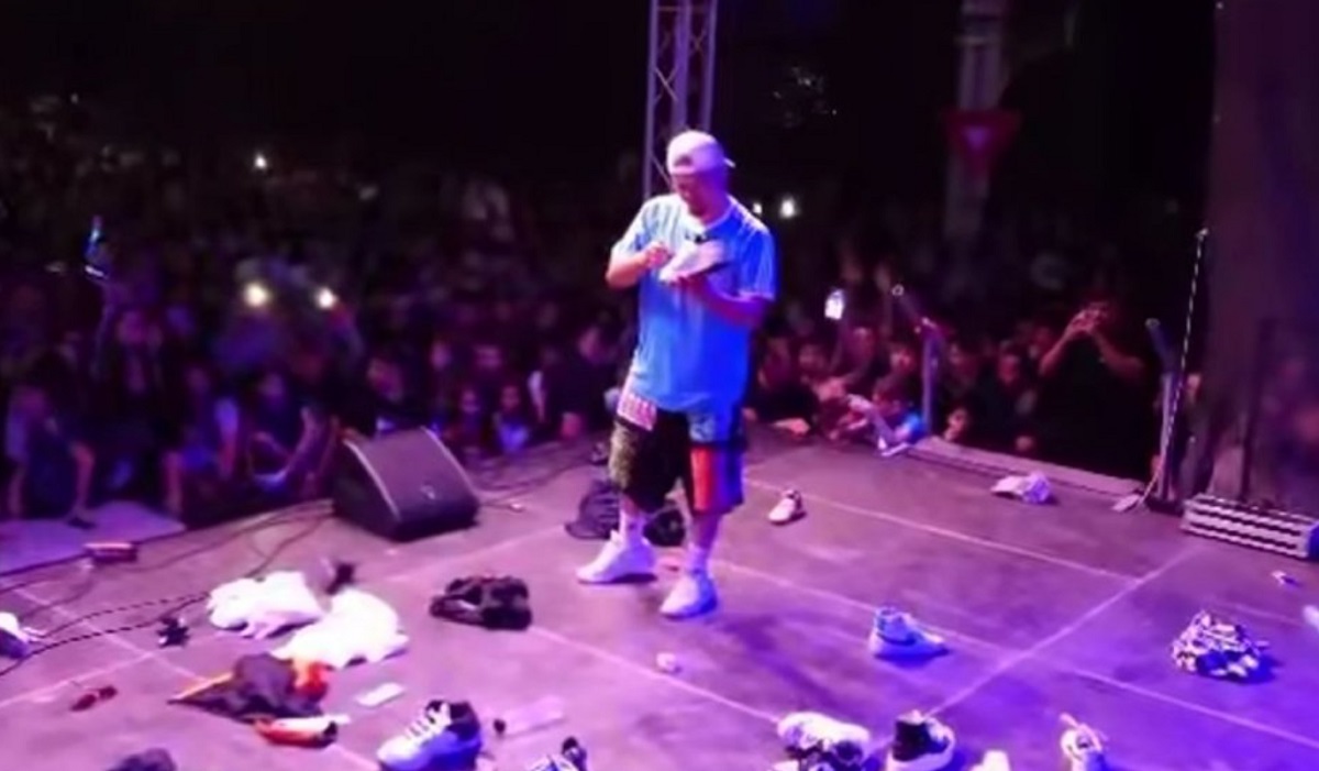 Puya, surprins de fanii de la un concert, care au aruncat cu pantofii ...